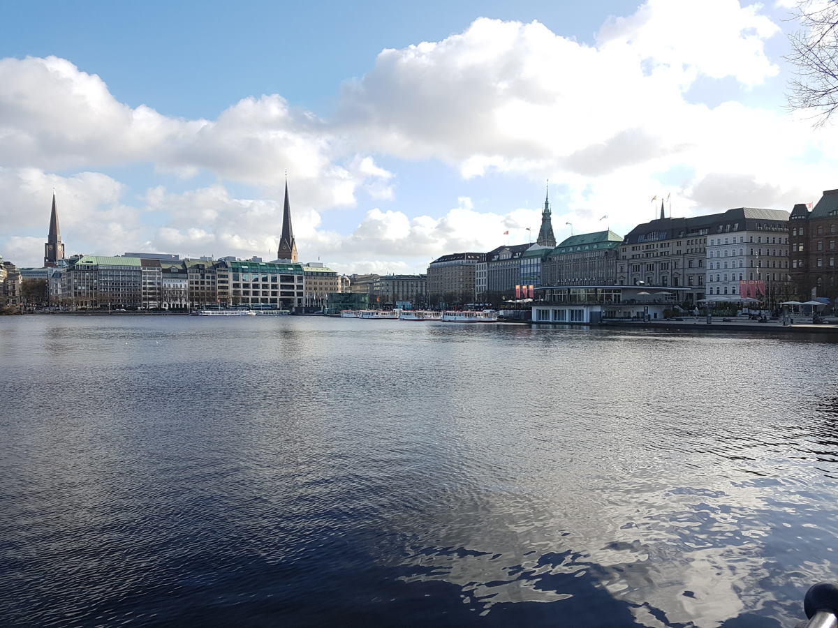Die Alster ist ein Fluss in Hamburg